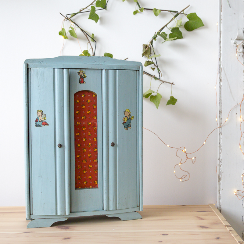 Armoire de poupee en bois